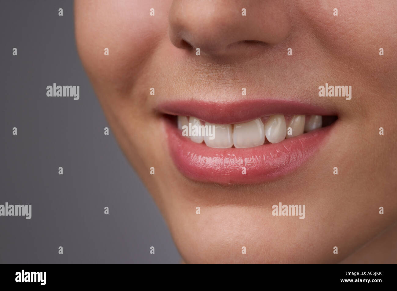 woman smiling in close up, teeth showing Stock Photo - Alamy
