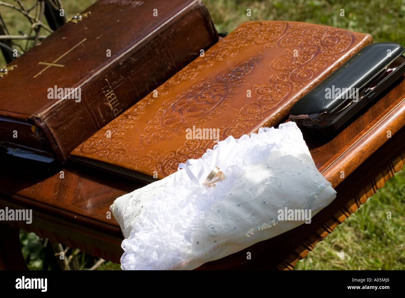Wedding rings and pible Stock Photo - Alamy