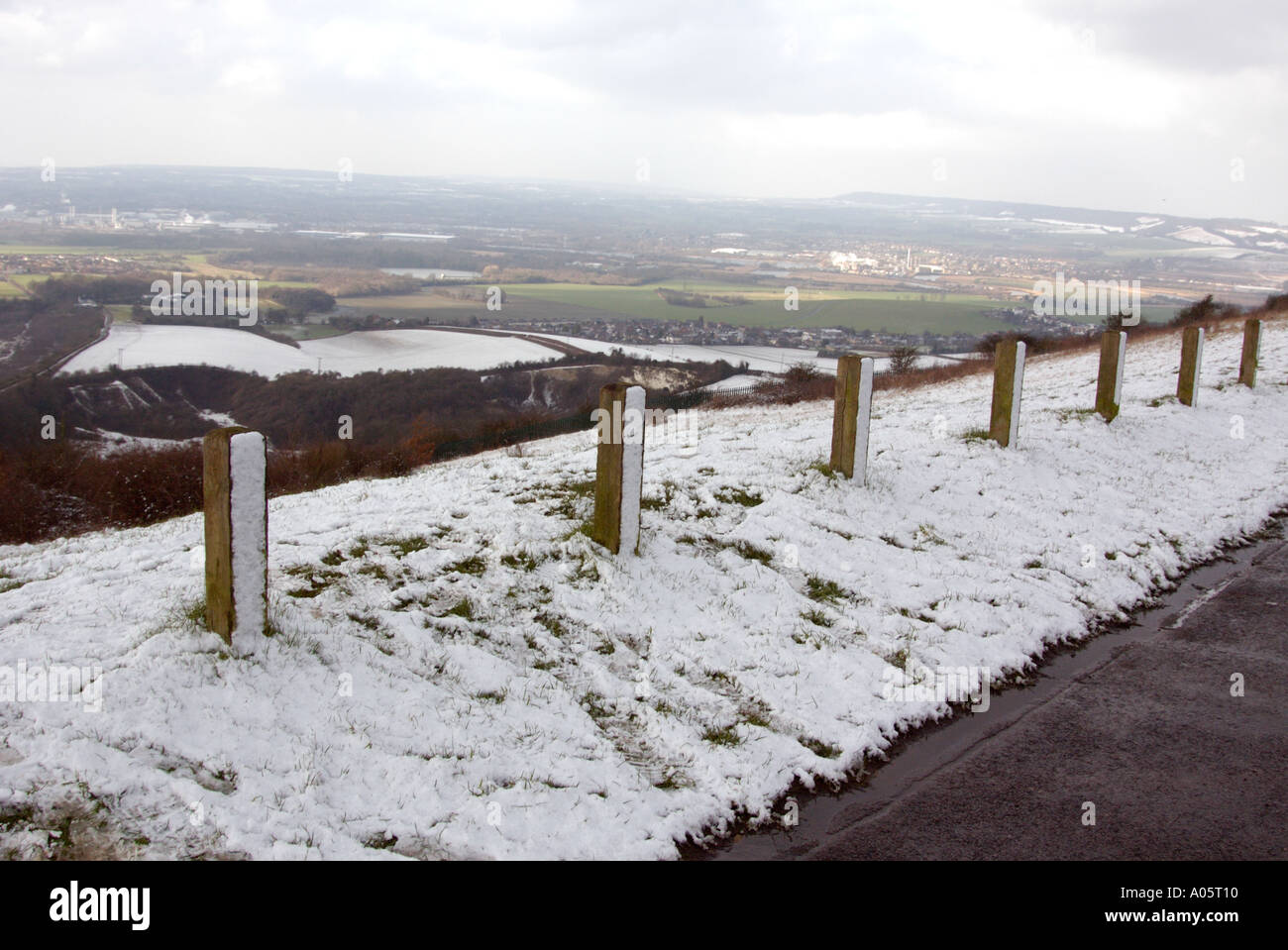 Snow covers the look out point on Bluebell hill overlooking Maidstone ...