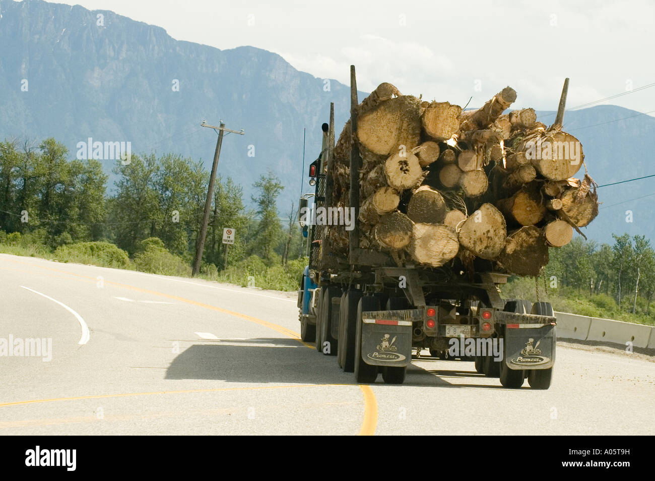 Logging truck hauling logs hi-res stock photography and images - Alamy