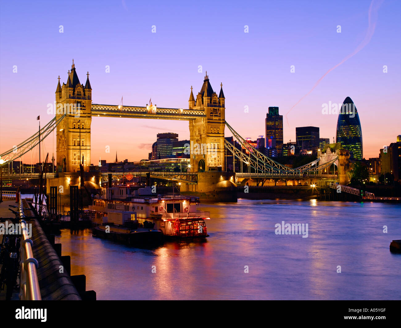 London bridges hi-res stock photography and images - Alamy
