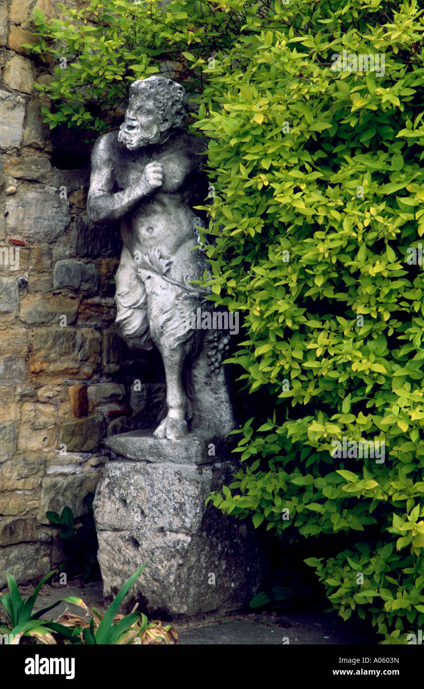 Classical garden statue against hedge Stock Photo - Alamy