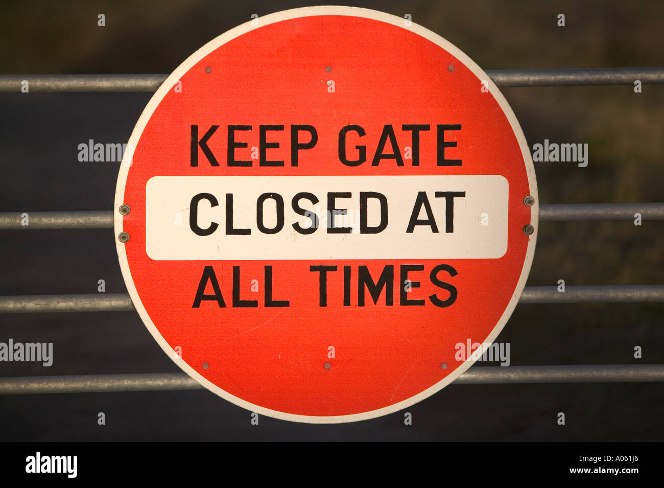 keep closed sign on a gate Stock Photo - Alamy