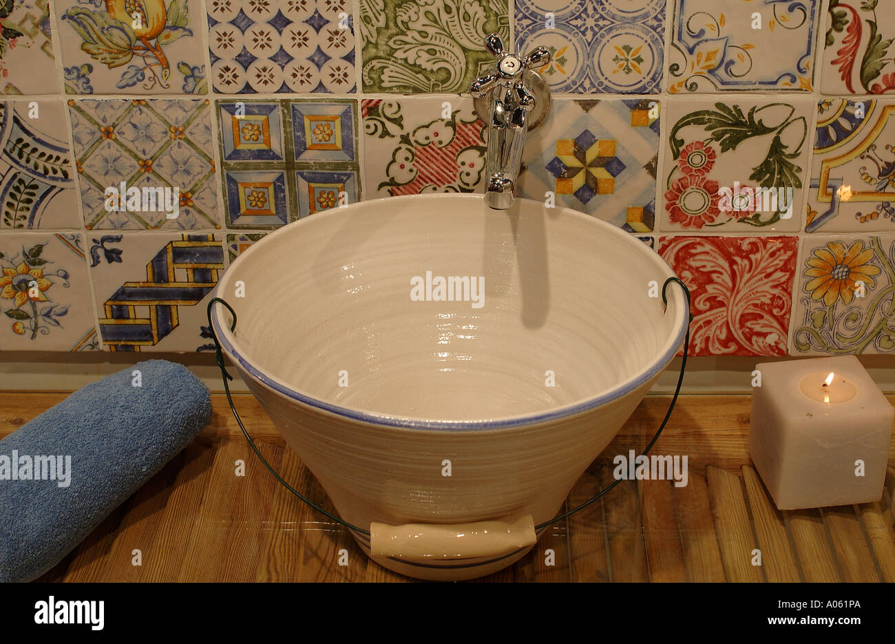 Old fashioned wash basin hi-res stock photography and images - Alamy