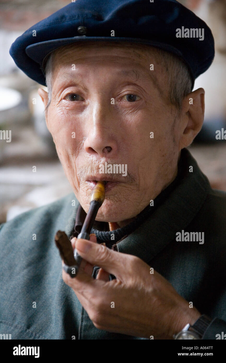 Elderly Chinese man smoking a pipe. Chengdu. China Stock Photo - Alamy
