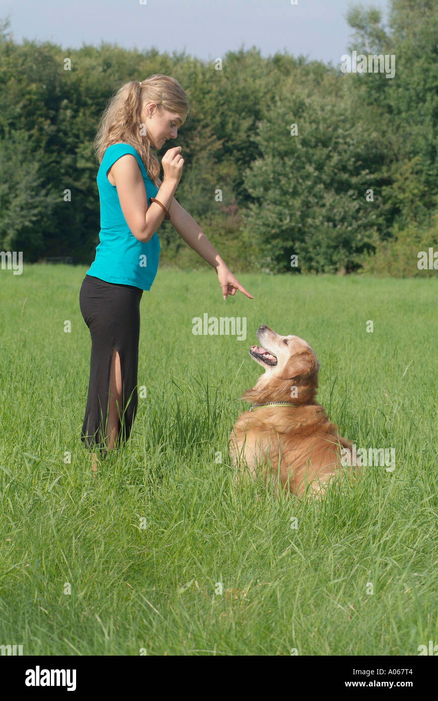 Maedchen spielen hund hi-res stock photography and images - Alamy