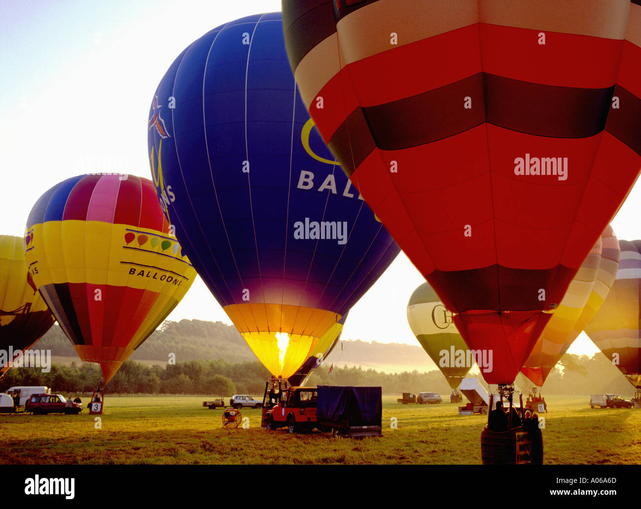 Multiple hot air balloons liftoff hi-res stock photography and images ...