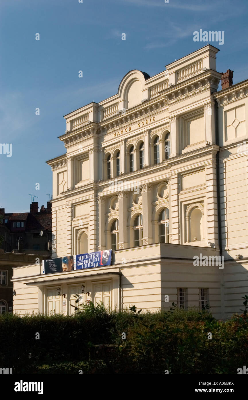 White building featuring arched hi-res stock photography and images - Alamy