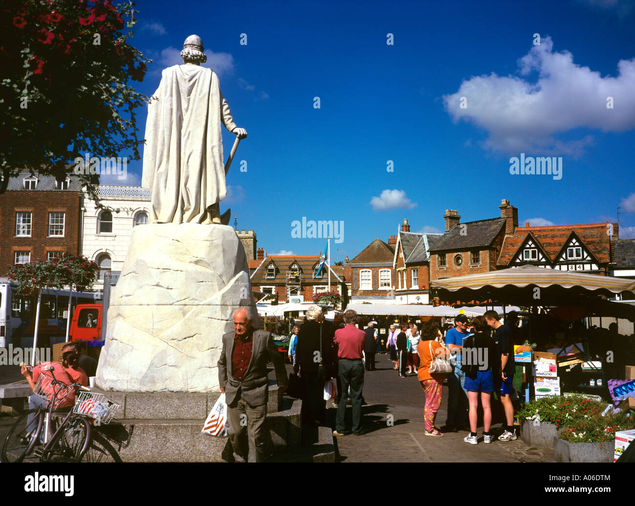 Alfred the great statue wantage uk hi-res stock photography and images ...