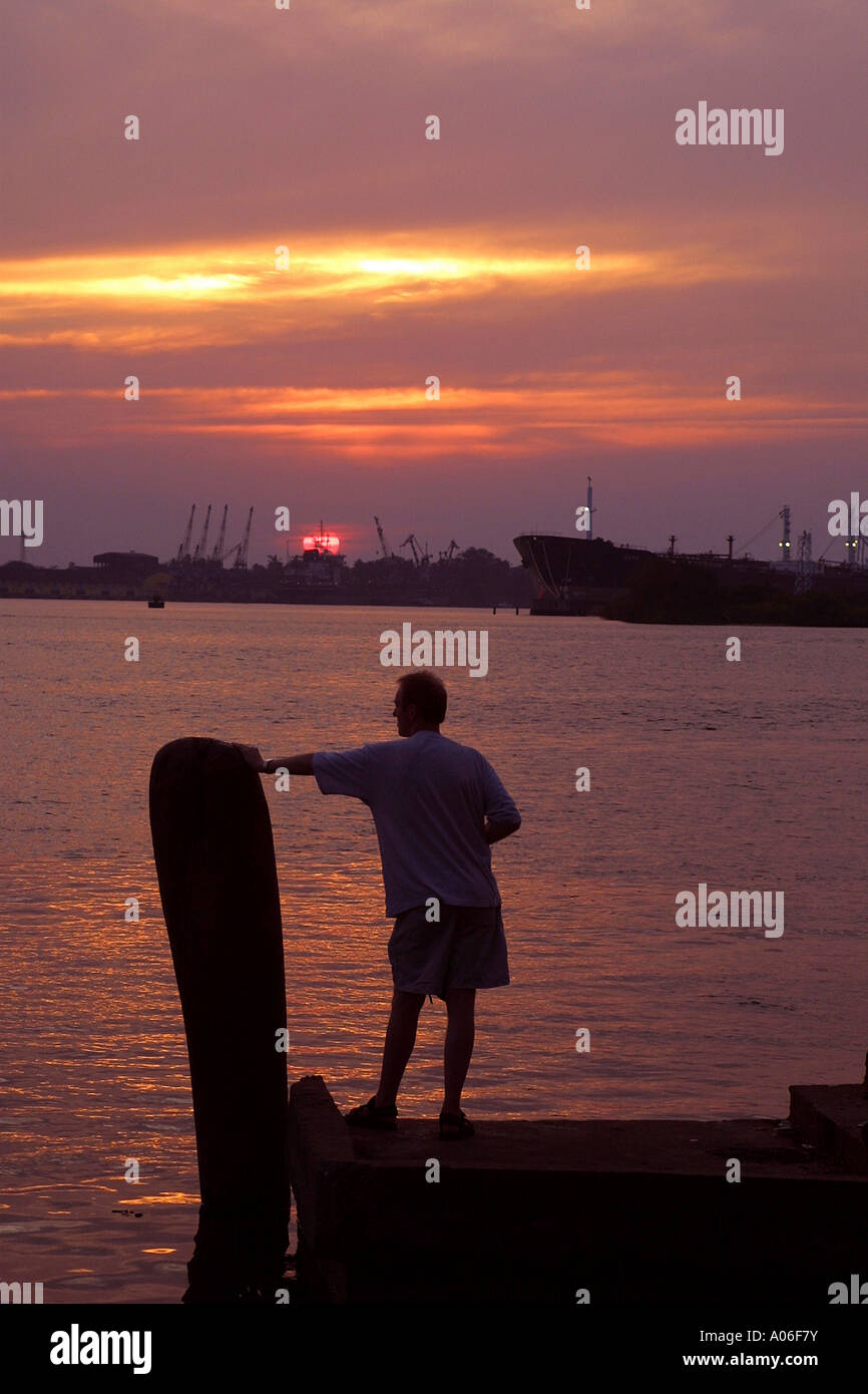 India Kerala Cochin harbour tourist watching sunset Stock Photo - Alamy