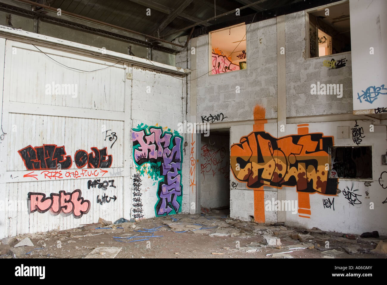 Rubble building graffiti steel hi-res stock photography and images - Alamy