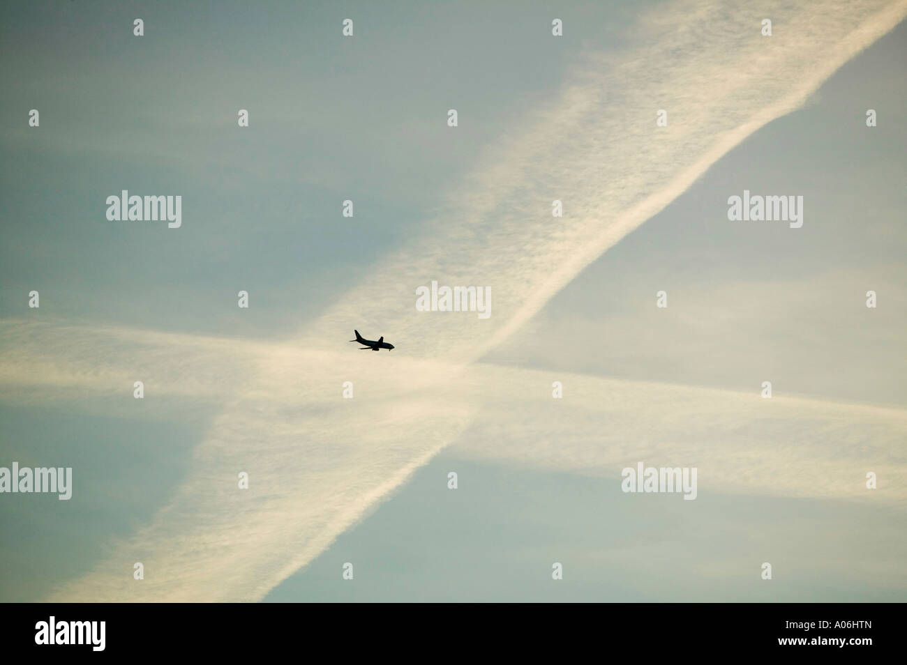 Plane paths hi-res stock photography and images - Alamy