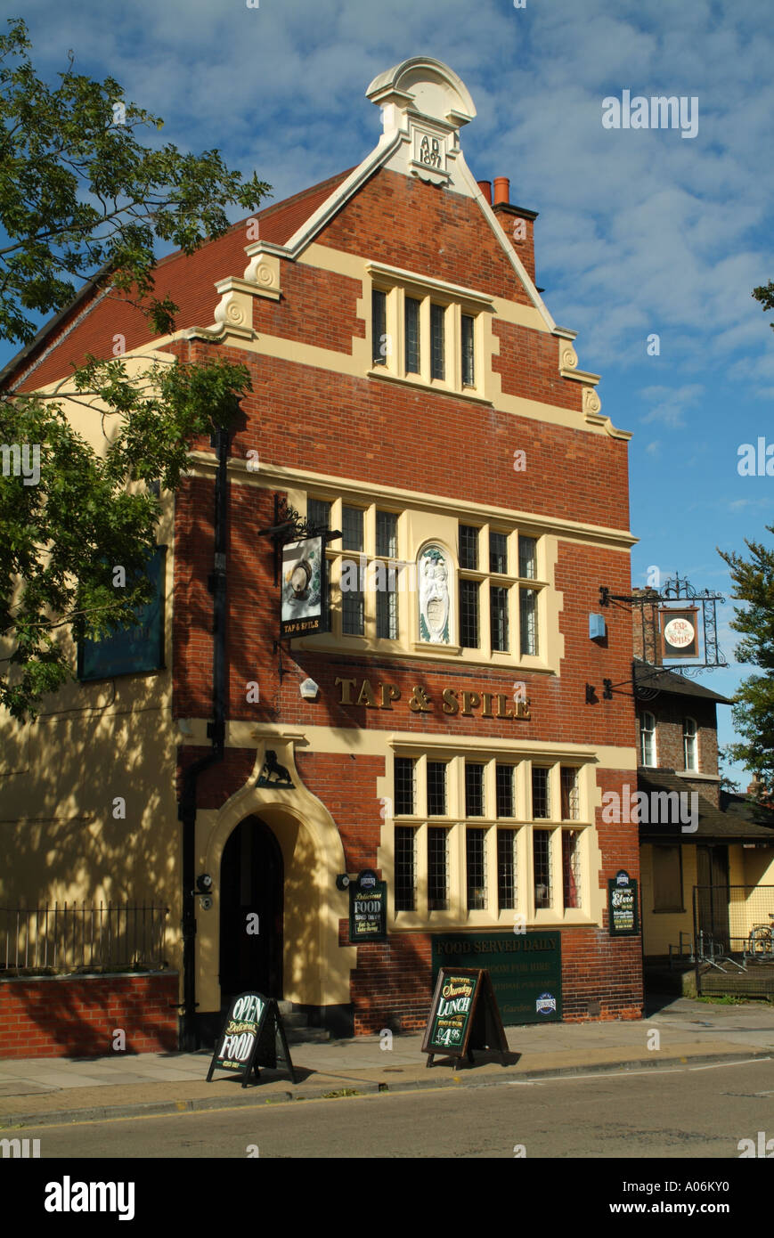 The york tap pub hi-res stock photography and images - Alamy
