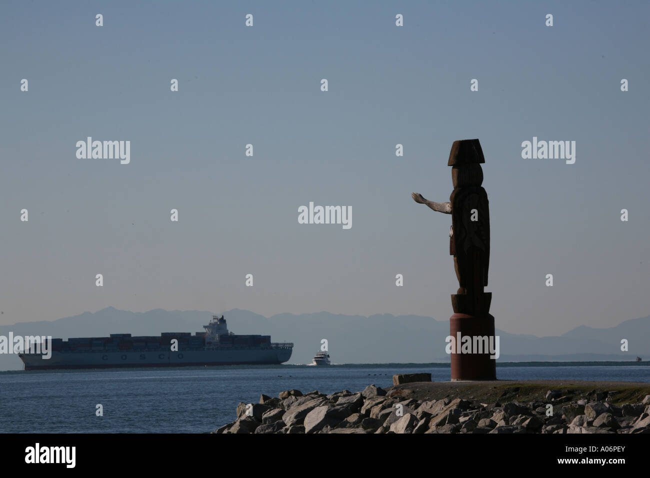 ship and totem pole at Ambleside in West Vancouver Stock Photo - Alamy