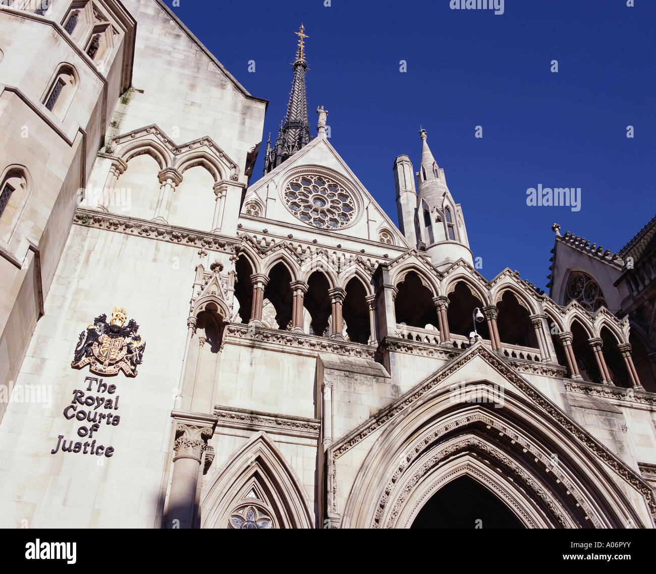 Rose Window and roof exterior of Royal Courts of Justice the Strand ...