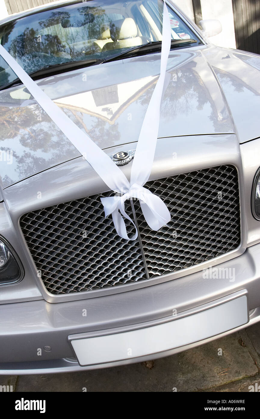 White bentley wedding car hi-res stock photography and images - Alamy