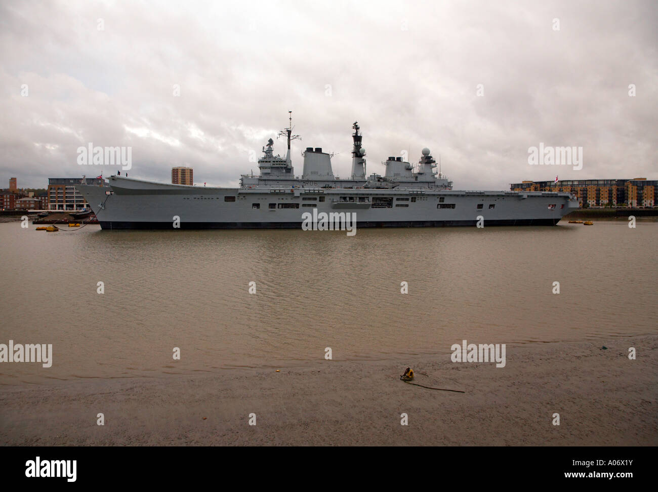 HMS Illustrious anchored in Greenwich during a visit in November 2006 ...
