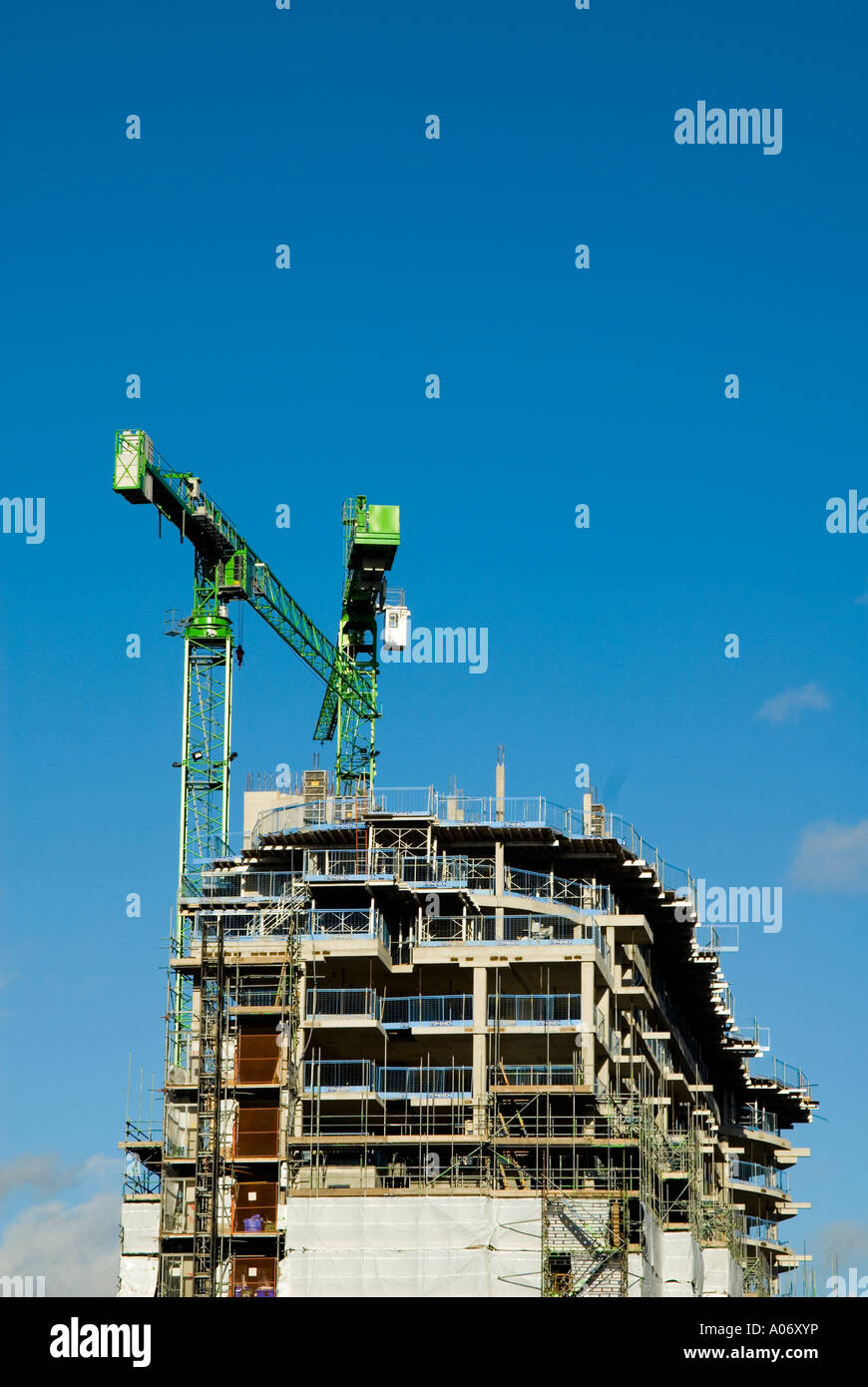 Building and cranes under construction cranes hi-res stock photography ...
