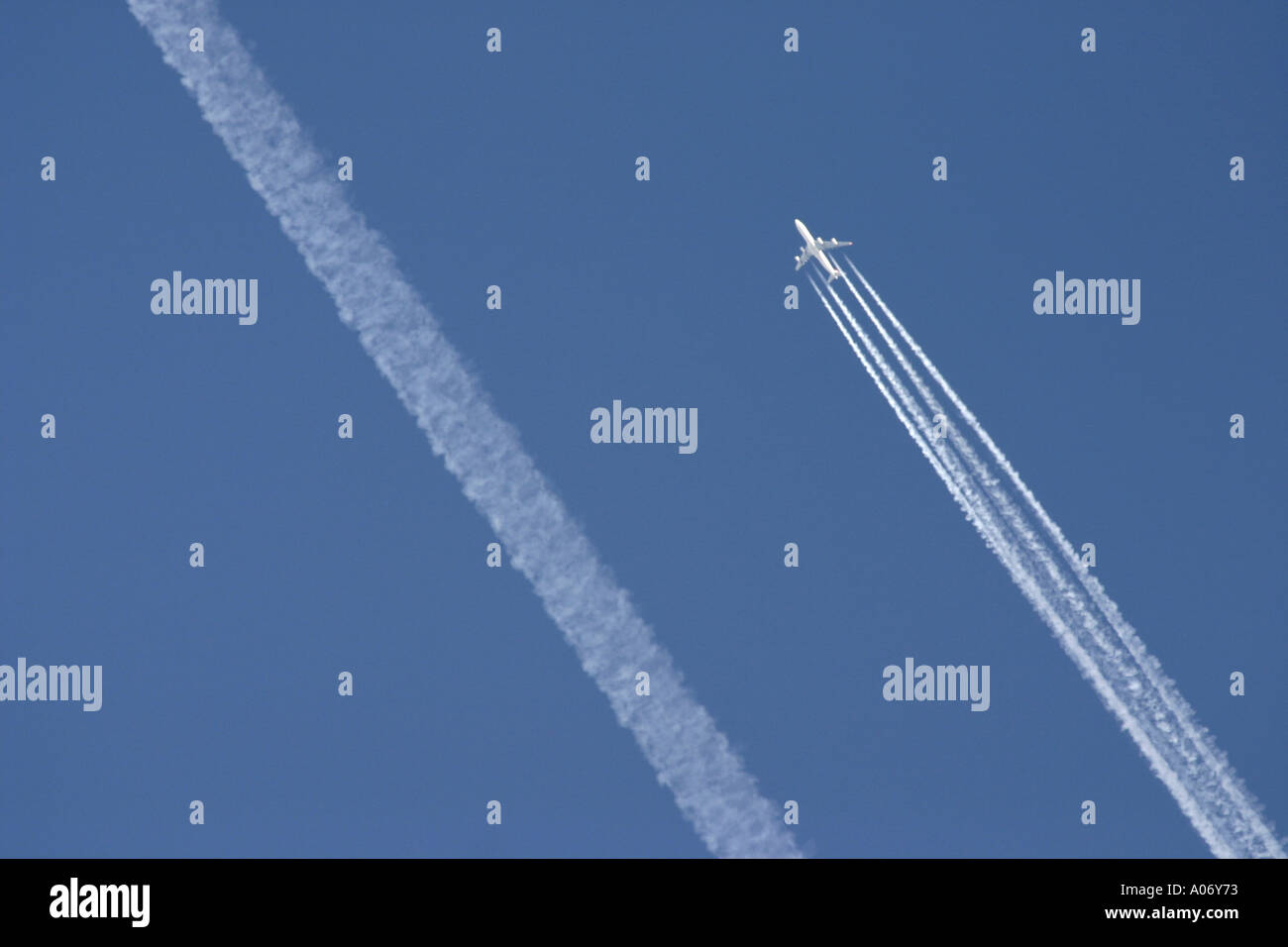 Aeroplane contrails hi-res stock photography and images - Alamy