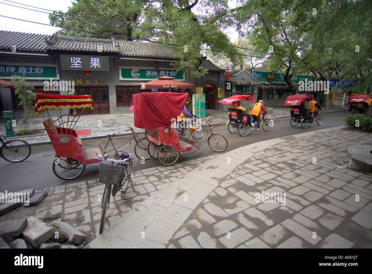 Hutongs and rickshaws hi-res stock photography and images - Alamy