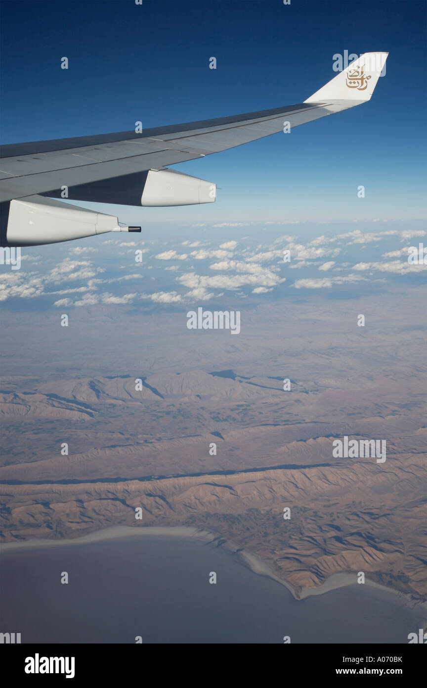 emirates airplane wing in flight overland in blue sky Stock Photo - Alamy
