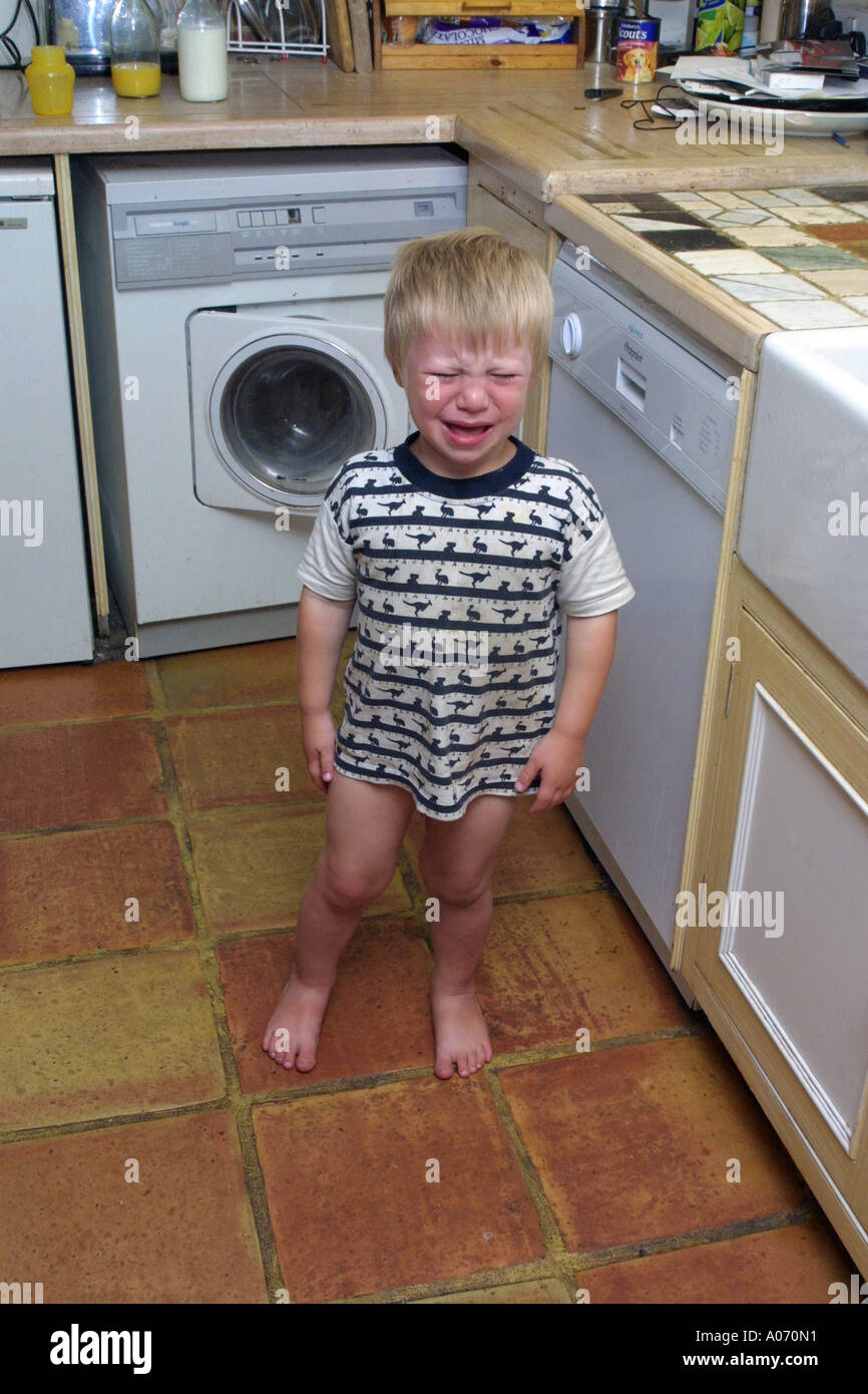 young boy crying Stock Photo - Alamy
