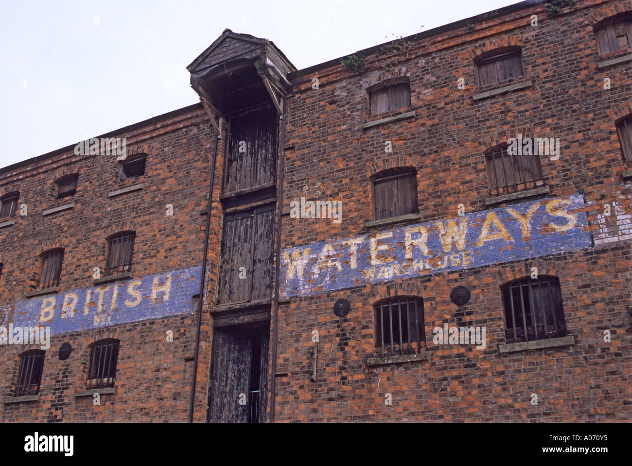 "British ^Waterways ^warehouse, "Gloucester dock basin ...