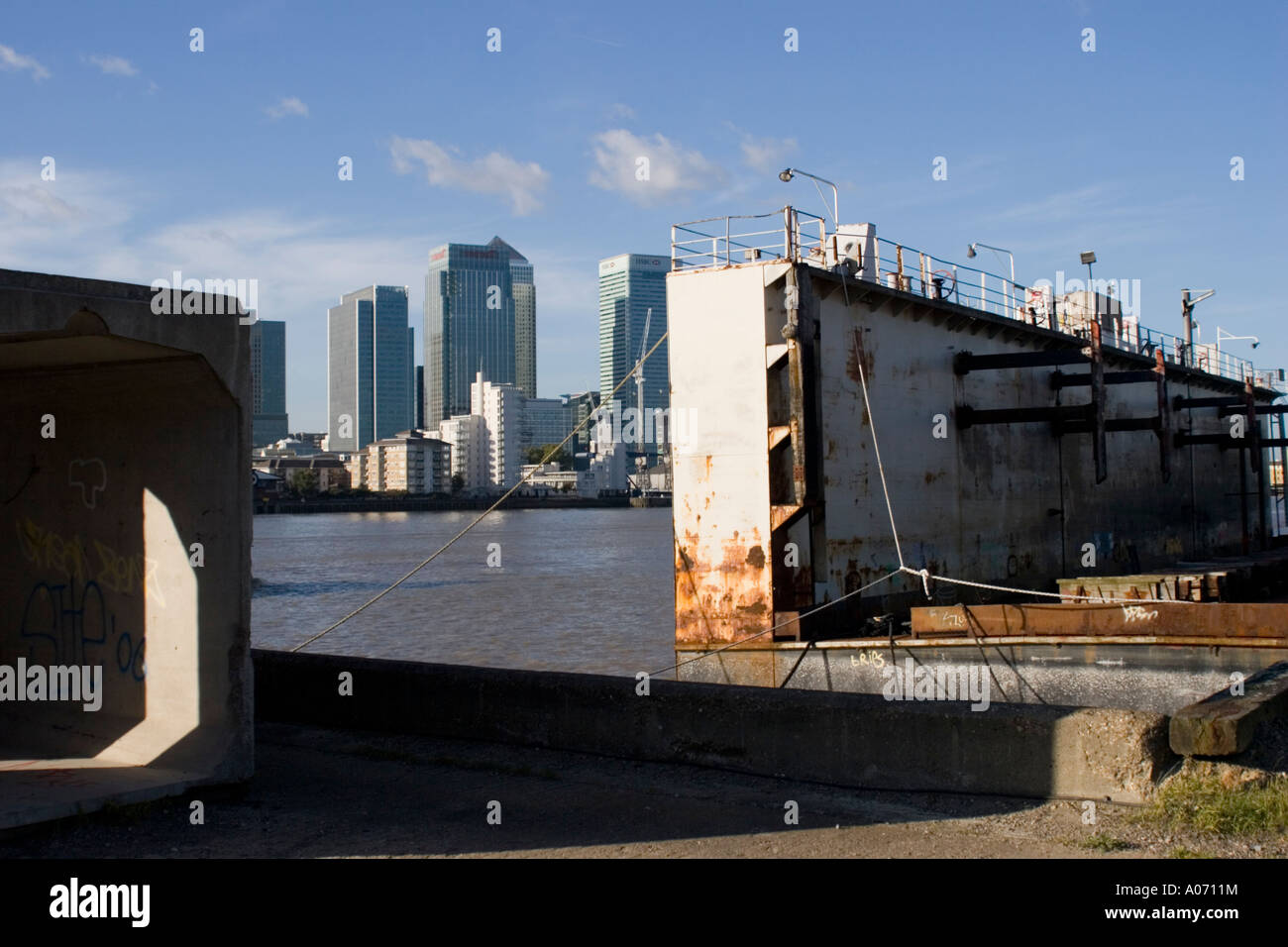 London river thames wall concrete hi-res stock photography and images ...