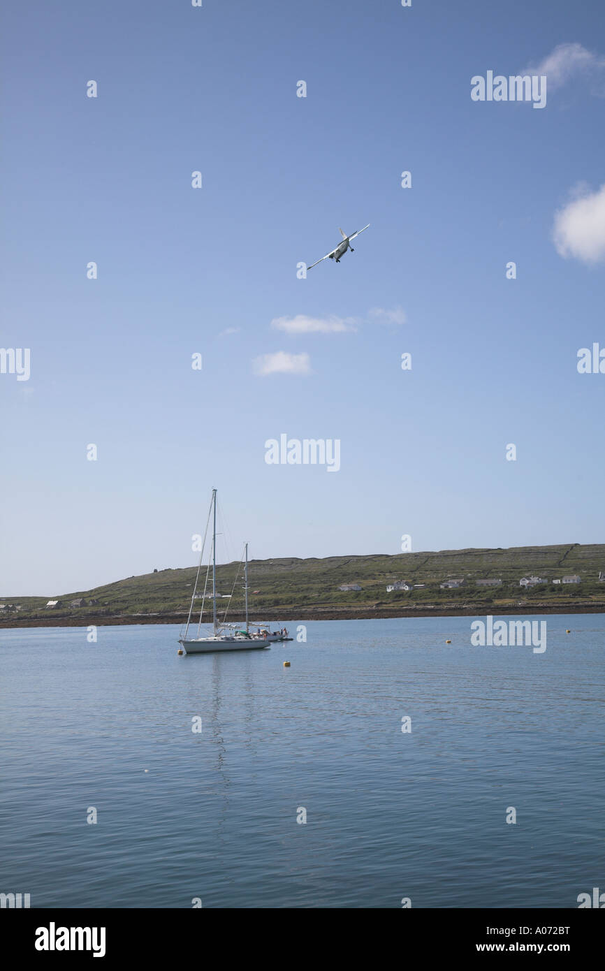 Small plane and boats kilronan hi-res stock photography and images - Alamy