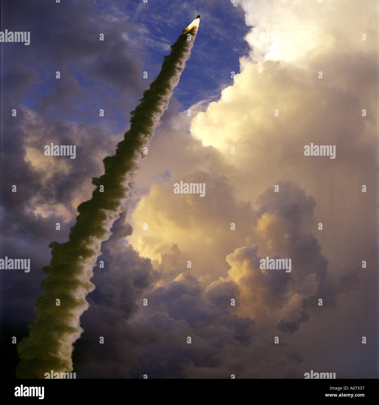 Shuttle launch hi-res stock photography and images - Alamy