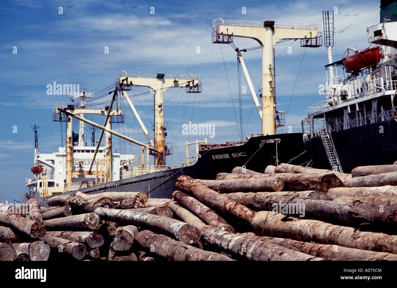 Loading log ship hi-res stock photography and images - Alamy