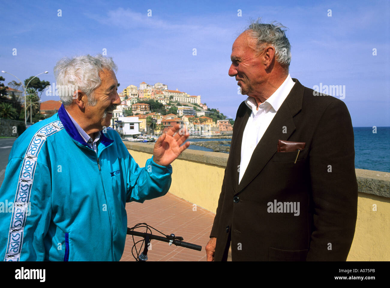 Italian men talking hi-res stock photography and images - Alamy