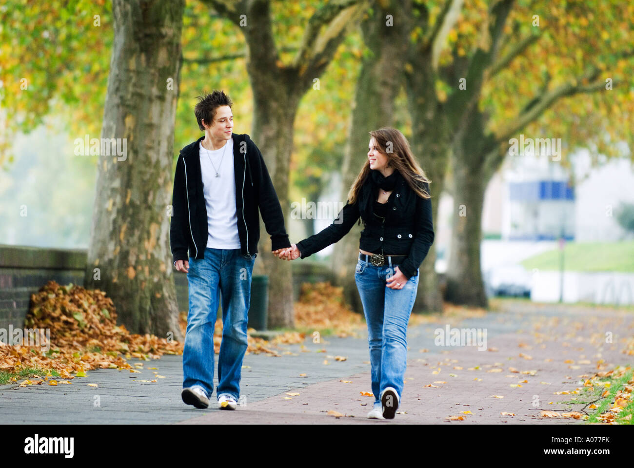 Teenage lovers hi-res stock photography and images - Alamy