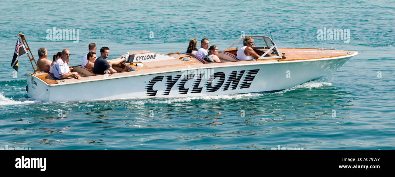 High power speedboat throttles back before entering harbour after ...