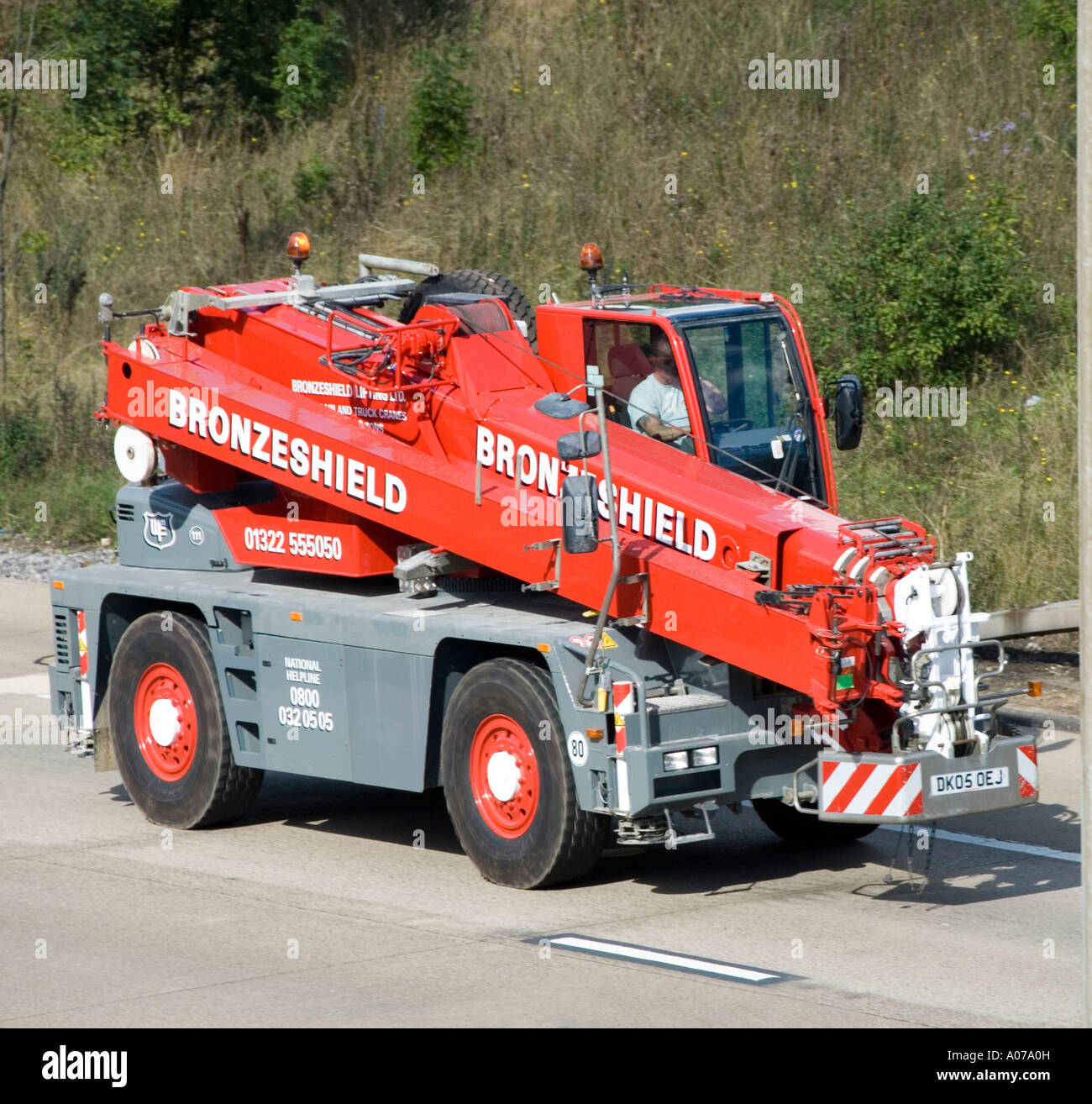 Compact short wheelbase lorry truck mounted mobile hydraulic crane ...