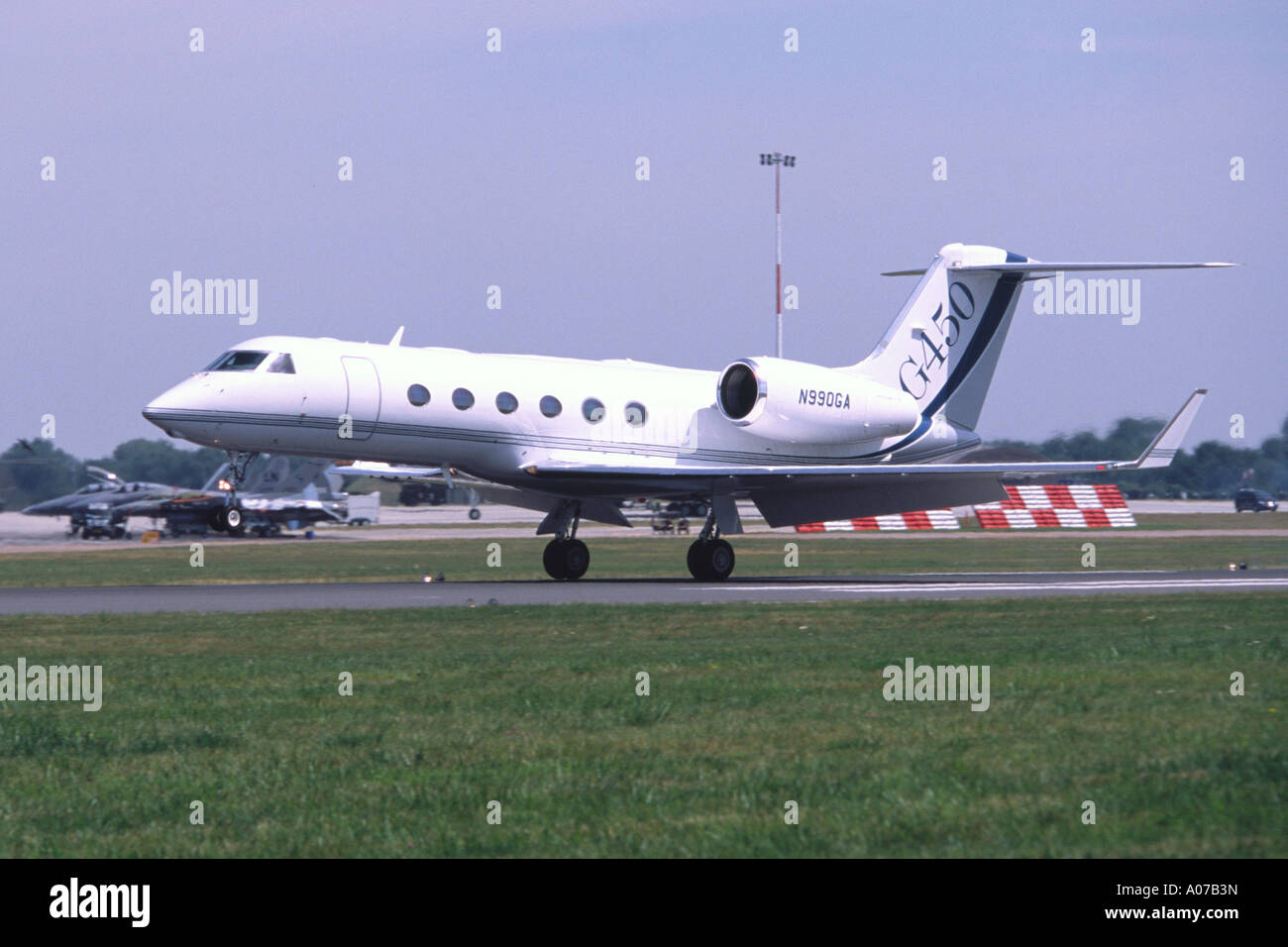Gulfstream g450 landing hi-res stock photography and images - Alamy
