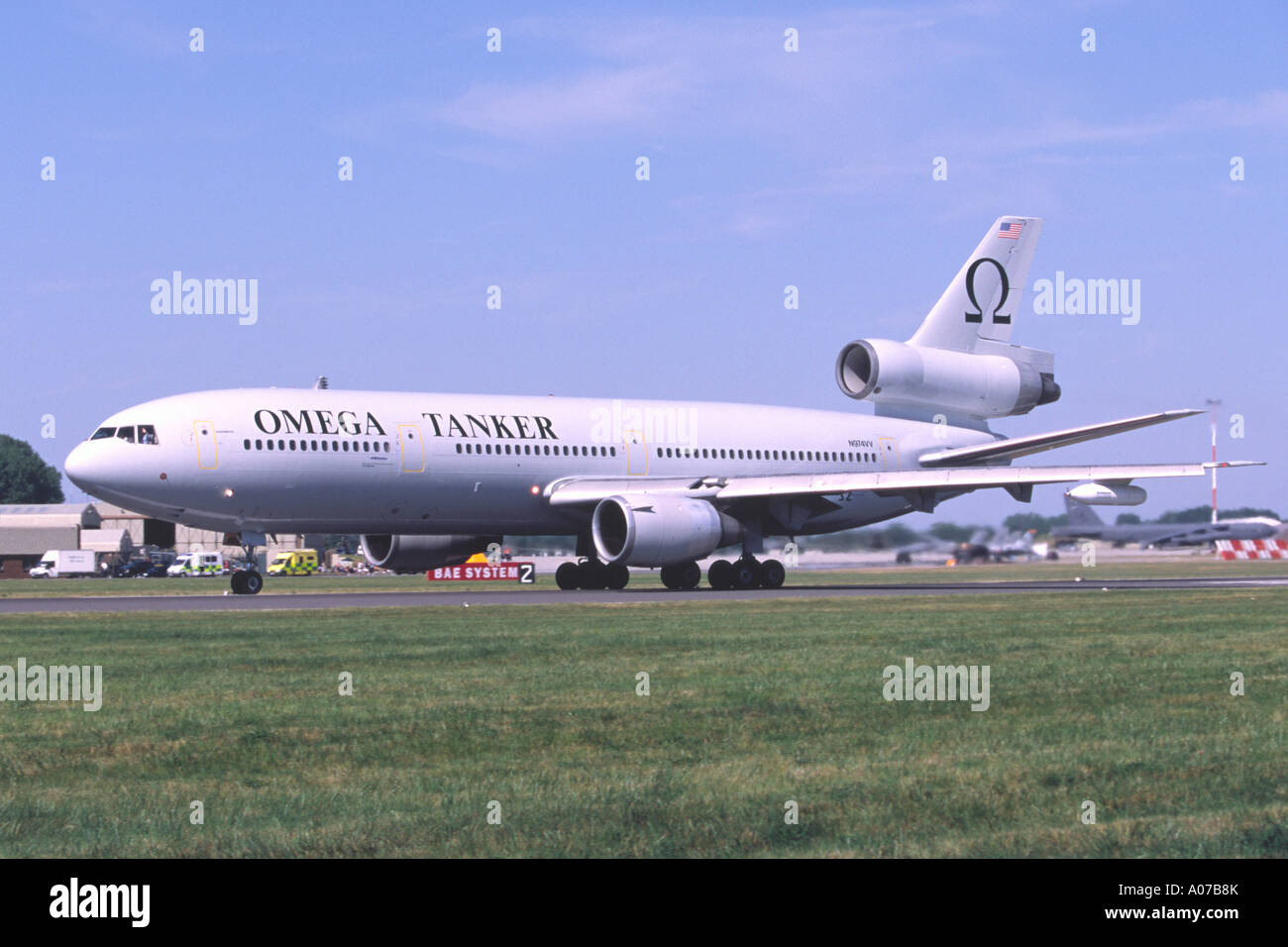 Dc 10 aircraft landing hi-res stock photography and images - Alamy