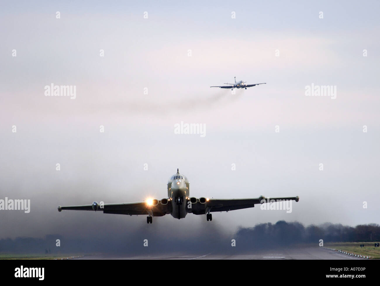Raf nimrod mr2 reconnaissance aircraft hi-res stock photography and ...