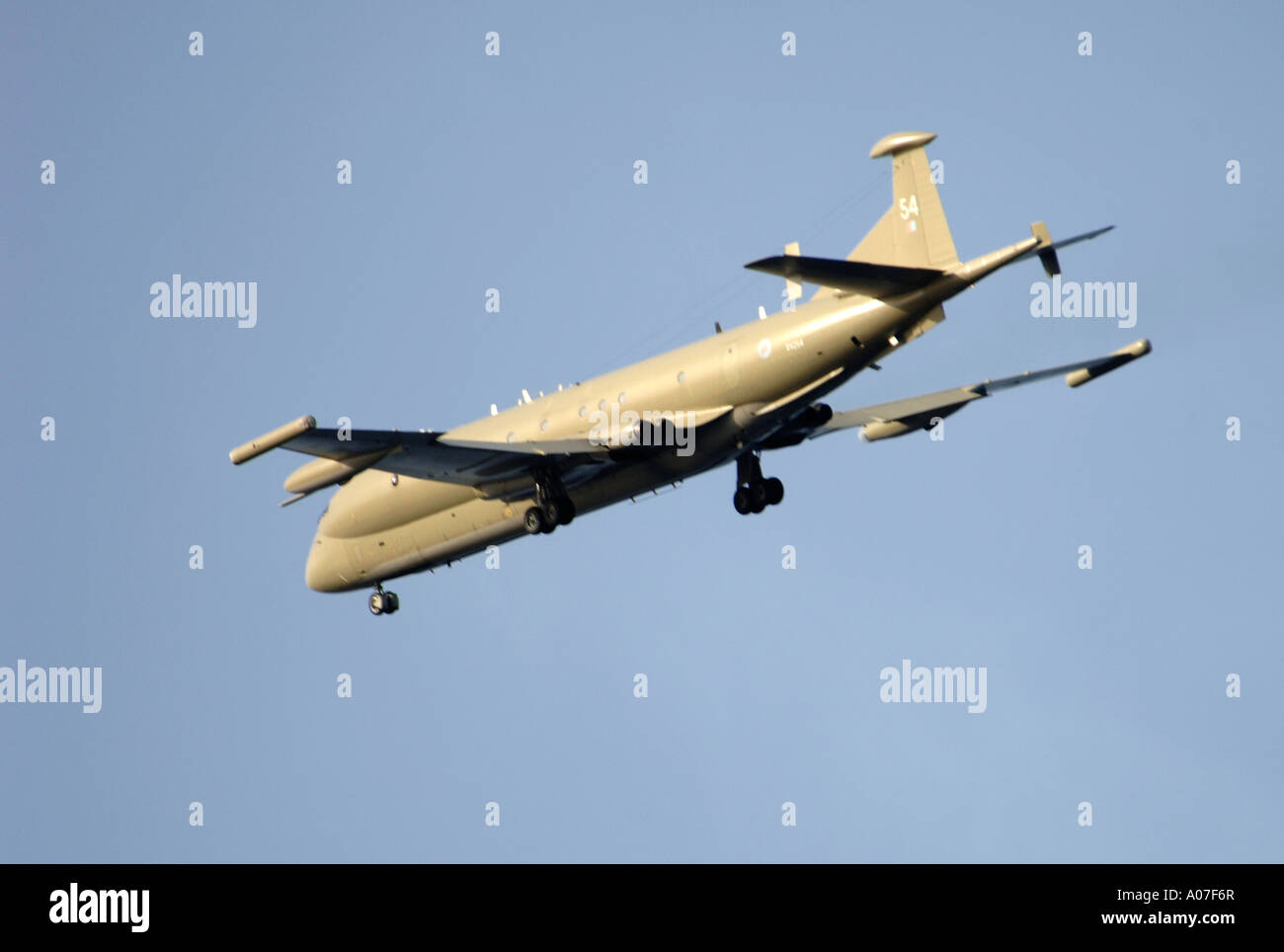 Raf nimrod mr2 reconnaissance aircraft hi-res stock photography and ...