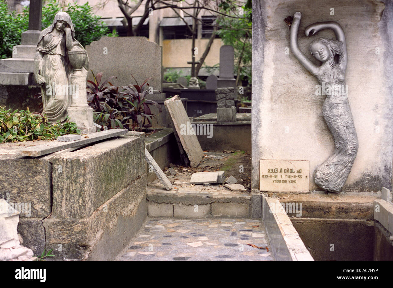 Tombs in Cemetery Stock Photo - Alamy