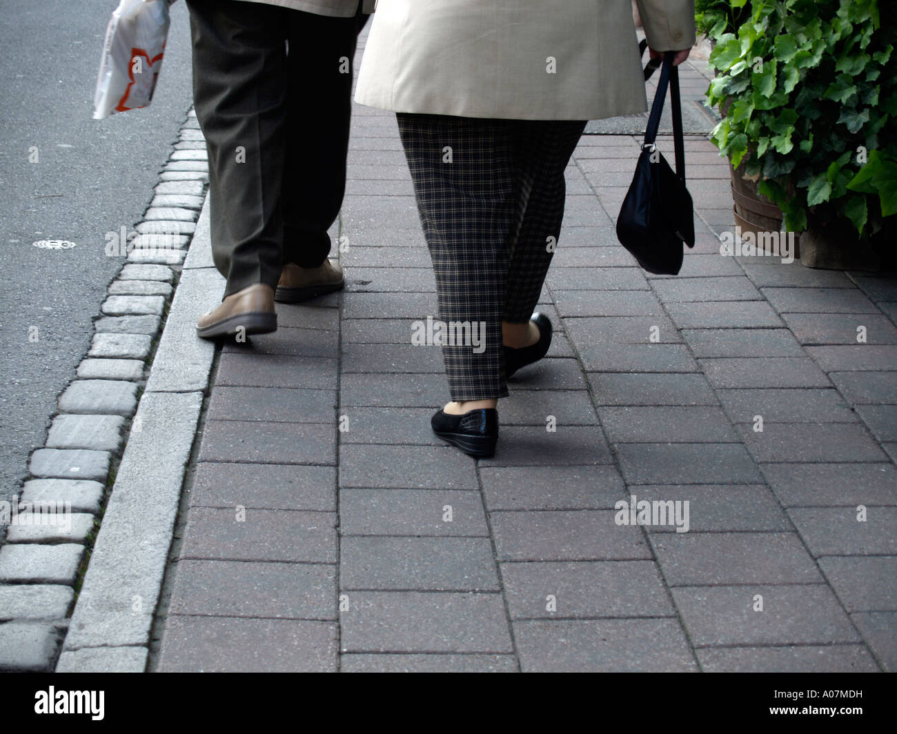 Senior couple out shopping hi-res stock photography and images - Alamy