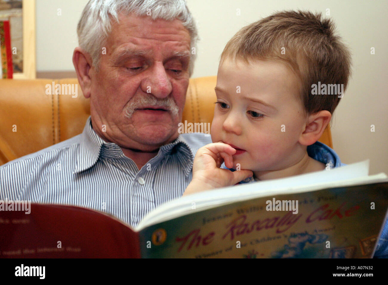 Grandfather story hi-res stock photography and images - Alamy