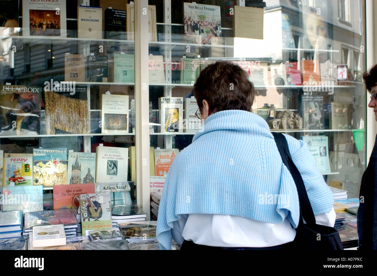 People browsing books outside bookstore hi-res stock photography and ...