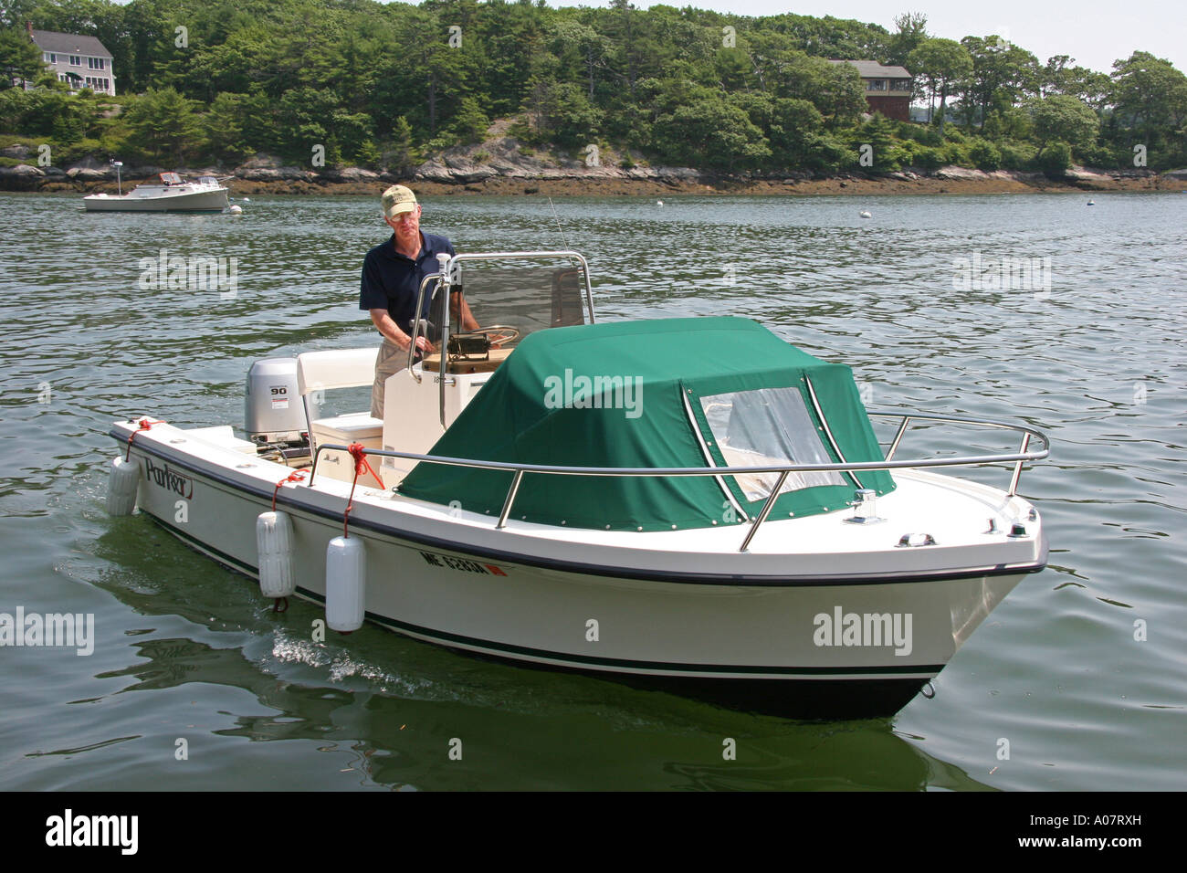 Putting a boat alongside hi-res stock photography and images - Alamy