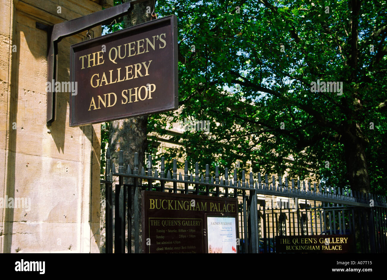Queen’s gallery at buckingham palace hi-res stock photography and ...