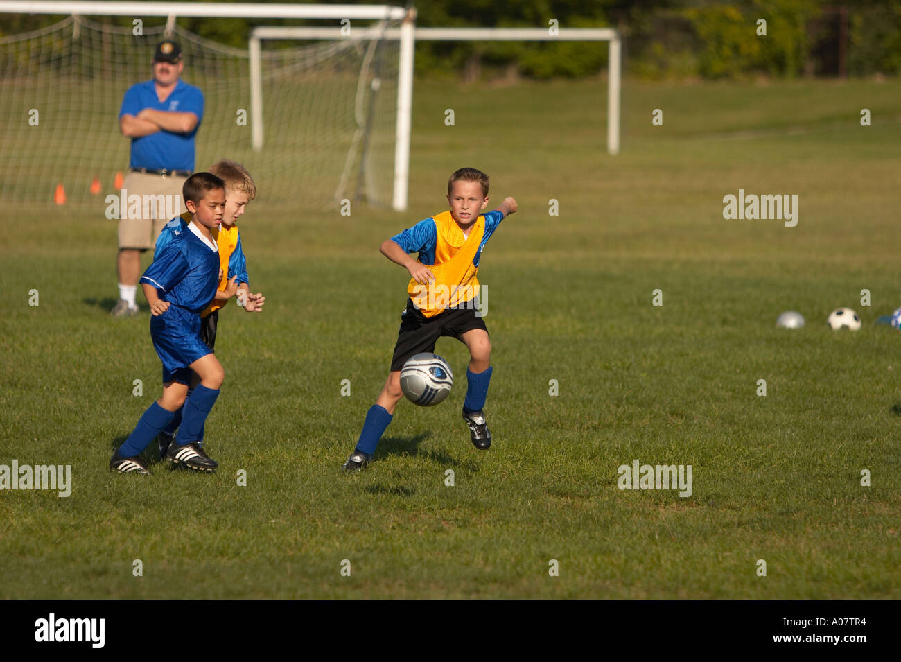 Young lads playing football hi-res stock photography and images - Alamy