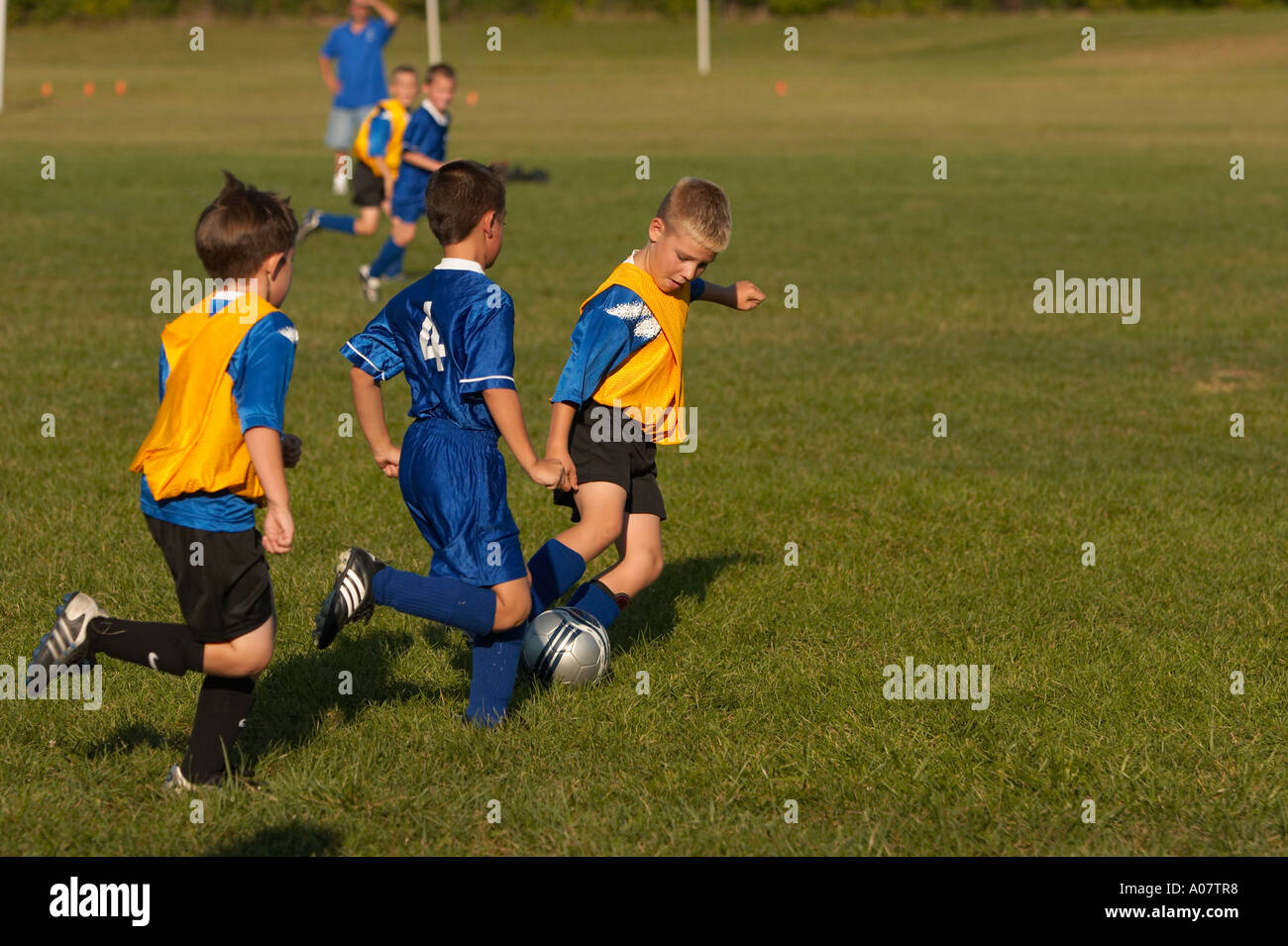 Young lads playing football hi-res stock photography and images - Alamy