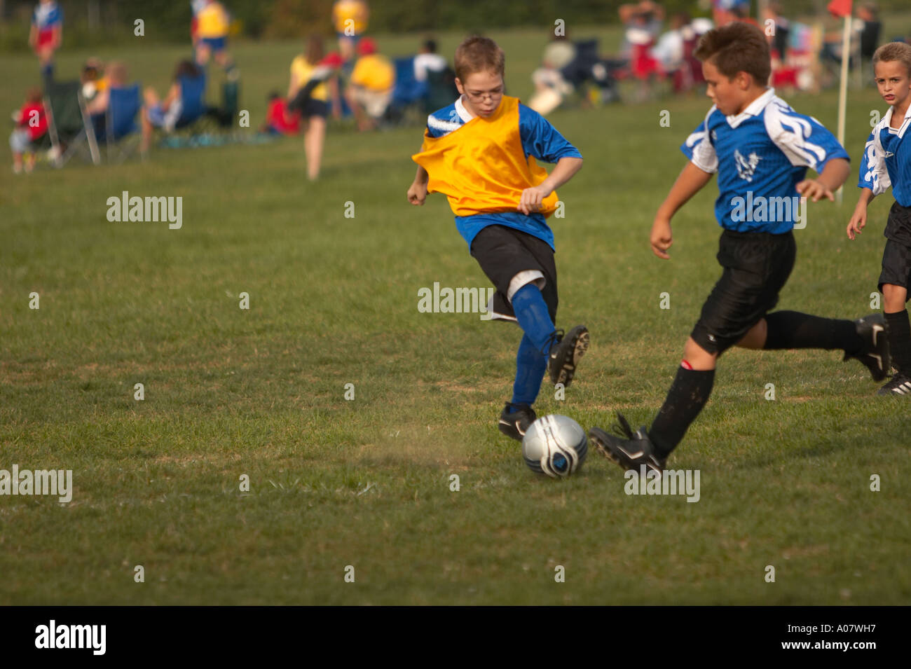 Young lads playing football hi-res stock photography and images - Alamy
