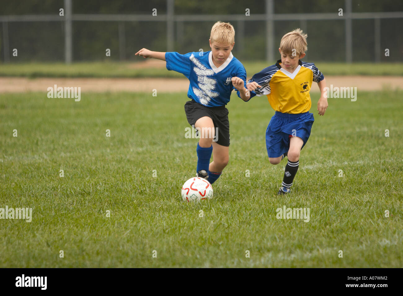 Young lads playing football hi-res stock photography and images - Alamy