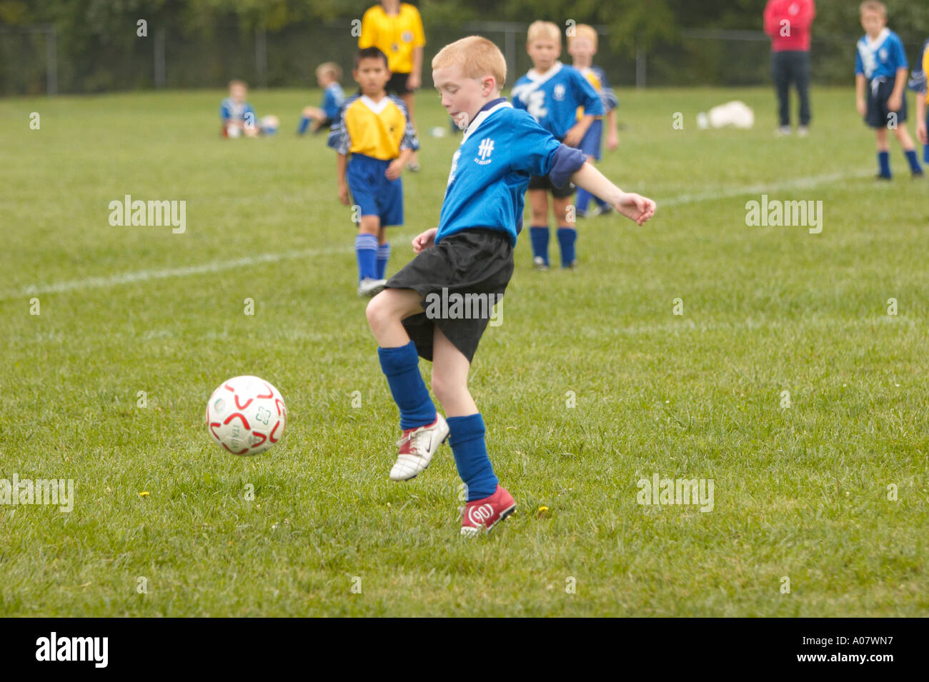Young lads playing football hi-res stock photography and images - Alamy